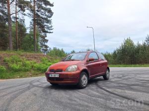 Sarkans Toyota Yaris 2002 Rīga, ar dzinēja tilpumu 1.30 L un nobraukumu 230 tūkst. km par 450 €, foto 3 vietnē AUTOMOTO.COM.LV