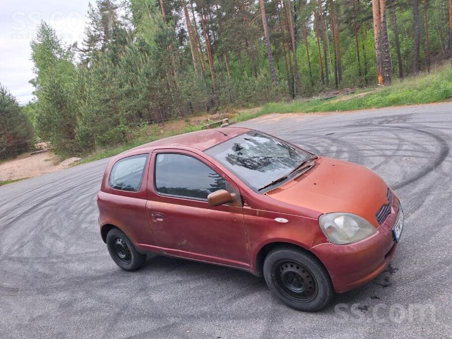 Sarkans Toyota Yaris 2002 Rīga, ar dzinēja tilpumu 1.30 L un nobraukumu 230 tūkst. km par 450 €, foto 4 vietnē AUTOMOTO.COM.LV