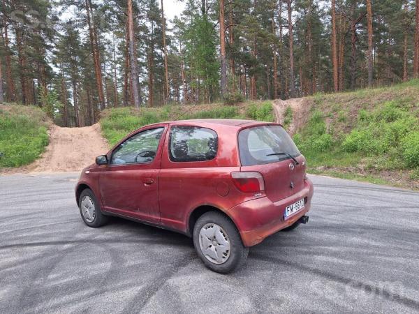Красный Тойота Ярис 2002 в Рига, объемом двигателя 1.30 л и пробегом 230 тыс. км за 450 €, фото 5 на AUTOMOTO.COM.LV