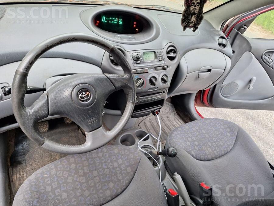 Sarkans Toyota Yaris 2002 Rīga, ar dzinēja tilpumu 1.30 L un nobraukumu 230 tūkst. km par 450 €, foto 13 vietnē AUTOMOTO.COM.LV