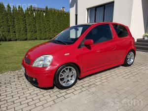 Sarkans Toyota Yaris 2004 Rīga, ar dzinēja tilpumu 1.50 L un nobraukumu 189 tūkst. km par 4490 €, foto  vietnē AUTOMOTO.COM.LV