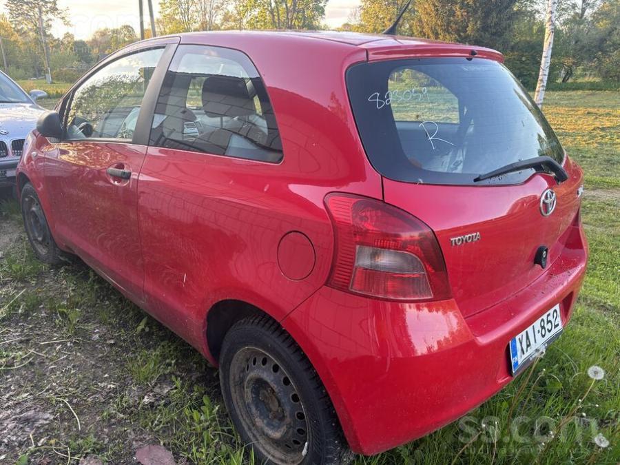 Red Toyota Yaris 2013 in Riga, with an engine capacity of 1.00 L and mileage of 191 thousand km for 700 €, photo 2 on AUTOMOTO.COM.LV