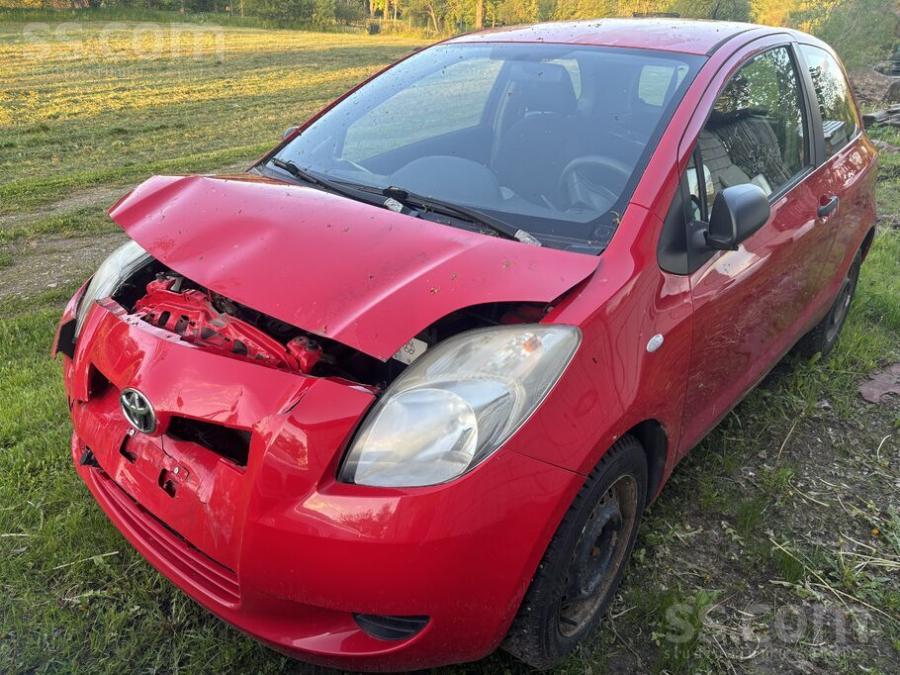 Red Toyota Yaris 2013 in Riga, with an engine capacity of 1.00 L and mileage of 191 thousand km for 700 €, photo 3 on AUTOMOTO.COM.LV