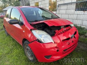 Red Toyota Yaris 2013 in Riga, with an engine capacity of 1.00 L and mileage of 191 thousand km for 700 €, photo 4 on AUTOMOTO.COM.LV