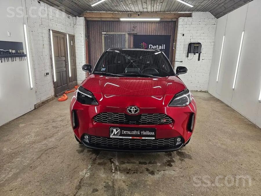 Red Toyota Yaris 2023 in Jekabpils, with an engine capacity of 1.50 L and mileage of 11 thousand km for 29700 €, photo 5 on AUTOMOTO.COM.LV