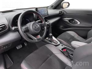 Sarkans Toyota Yaris 2023 Rīga, ar dzinēja tilpumu 1.50 L un nobraukumu 13 tūkst. km par 26990 €, foto 12 vietnē AUTOMOTO.COM.LV