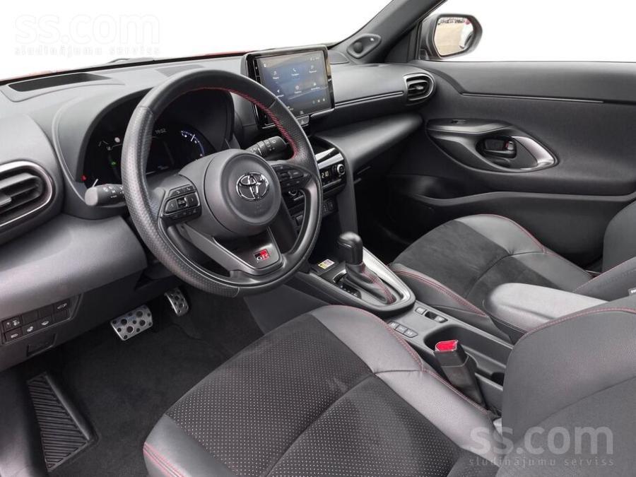 Sarkans Toyota Yaris 2023 Rīga, ar dzinēja tilpumu 1.50 L un nobraukumu 13 tūkst. km par 26990 €, foto 12 vietnē AUTOMOTO.COM.LV