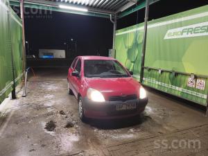 Красный Тойота Ярис 2000 в Резекне, объемом двигателя 1.00 л и пробегом 245 тыс. км за 400 €, фото  на AUTOMOTO.COM.LV