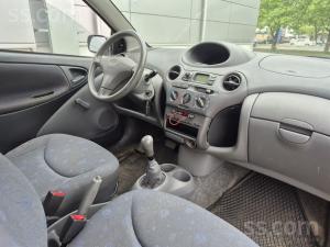 Sarkans Toyota Yaris 2001 Rīga, ar dzinēja tilpumu 1.00 L un nobraukumu 0 tūkst. km par 550 €, foto 6 vietnē AUTOMOTO.COM.LV