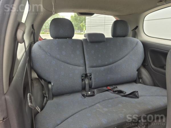 Sarkans Toyota Yaris 2001 Rīga, ar dzinēja tilpumu 1.00 L un nobraukumu 0 tūkst. km par 550 €, foto 6 vietnē AUTOMOTO.COM.LV