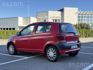 Sarkans Toyota Yaris 2002 Rīga, ar dzinēja tilpumu 1.40 L un nobraukumu 245 tūkst. km par 900 €, foto 5 vietnē AUTOMOTO.COM.LV