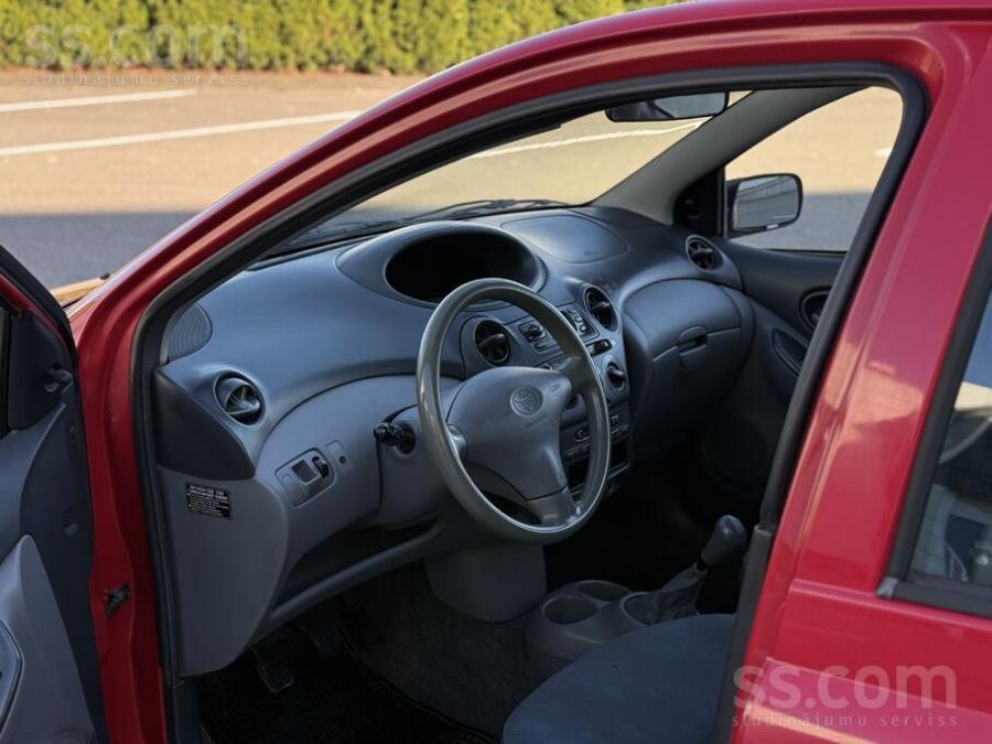 Sarkans Toyota Yaris 2002 Rīga, ar dzinēja tilpumu 1.40 L un nobraukumu 245 tūkst. km par 900 €, foto 12 vietnē AUTOMOTO.COM.LV