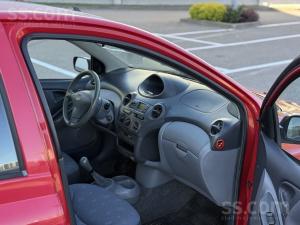 Sarkans Toyota Yaris 2002 Rīga, ar dzinēja tilpumu 1.40 L un nobraukumu 245 tūkst. km par 900 €, foto 13 vietnē AUTOMOTO.COM.LV