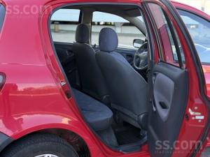 Sarkans Toyota Yaris 2002 Rīga, ar dzinēja tilpumu 1.40 L un nobraukumu 245 tūkst. km par 900 €, foto 15 vietnē AUTOMOTO.COM.LV