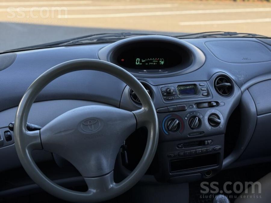 Sarkans Toyota Yaris 2002 Rīga, ar dzinēja tilpumu 1.40 L un nobraukumu 245 tūkst. km par 900 €, foto 18 vietnē AUTOMOTO.COM.LV
