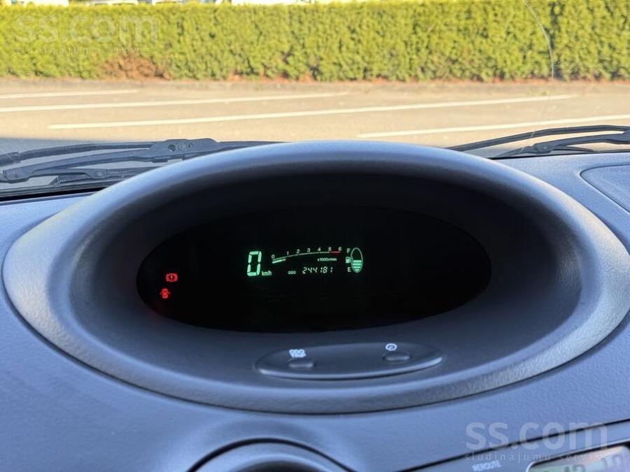 Sarkans Toyota Yaris 2002 Rīga, ar dzinēja tilpumu 1.40 L un nobraukumu 245 tūkst. km par 900 €, foto 21 vietnē AUTOMOTO.COM.LV