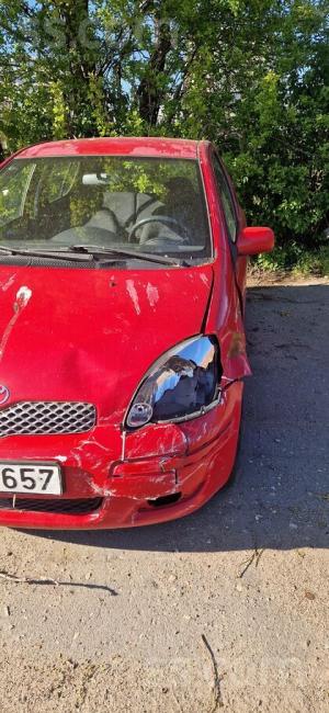 Red Toyota Yaris 2003 in Riga, with an engine capacity of 1.40 L and mileage of 274 thousand km for 400 €, photo 4 on AUTOMOTO.COM.LV