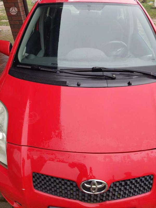 Sarkans Toyota Yaris 2006 Klaipėda, ar dzinēja tilpumu 1.30 L un nobraukumu 170 tūkst. km par 2500 €, foto 11 vietnē AUTOMOTO.COM.LV