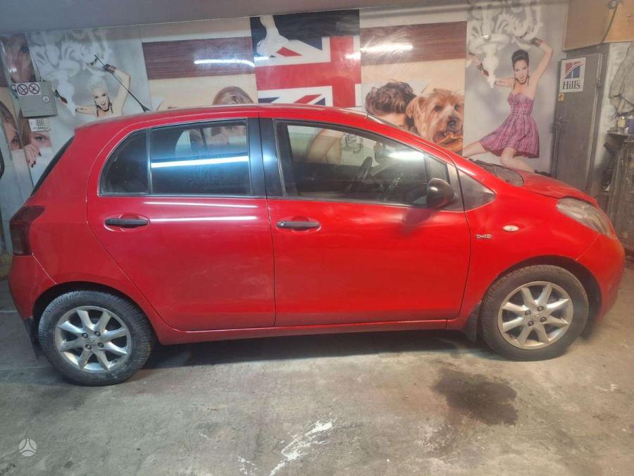 Red Toyota Yaris 2006 in Kaunas, with an engine capacity of 1.36 L and mileage of 208 thousand km for 900 €, photo 1 on AUTOMOTO.COM.LV
