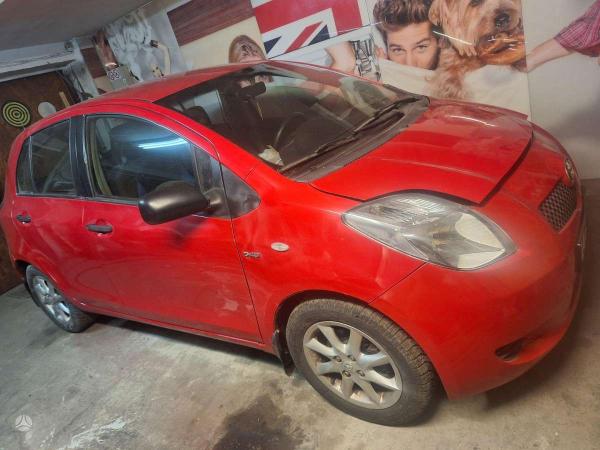 Sarkans Toyota Yaris 2006 Kauņa, ar dzinēja tilpumu 1.36 L un nobraukumu 208 tūkst. km par 900 €, foto 2 vietnē AUTOMOTO.COM.LV