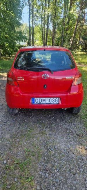Sarkans Toyota Yaris 2006 Kauņa, ar dzinēja tilpumu 1.30 L un nobraukumu 169 tūkst. km par 2800 €, foto 3 vietnē AUTOMOTO.COM.LV