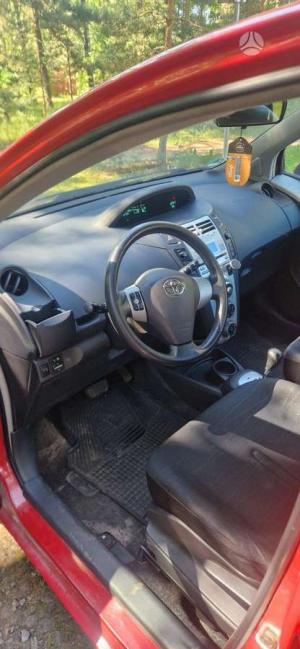 Sarkans Toyota Yaris 2006 Kauņa, ar dzinēja tilpumu 1.30 L un nobraukumu 169 tūkst. km par 2800 €, foto 10 vietnē AUTOMOTO.COM.LV