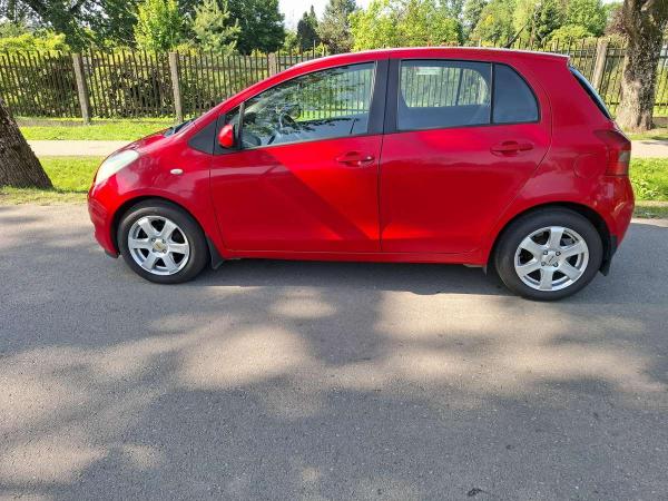 Sarkans Toyota Yaris 2006 Kauņa, ar dzinēja tilpumu 1.30 L un nobraukumu 129 tūkst. km par 2200 €, foto 1 vietnē AUTOMOTO.COM.LV