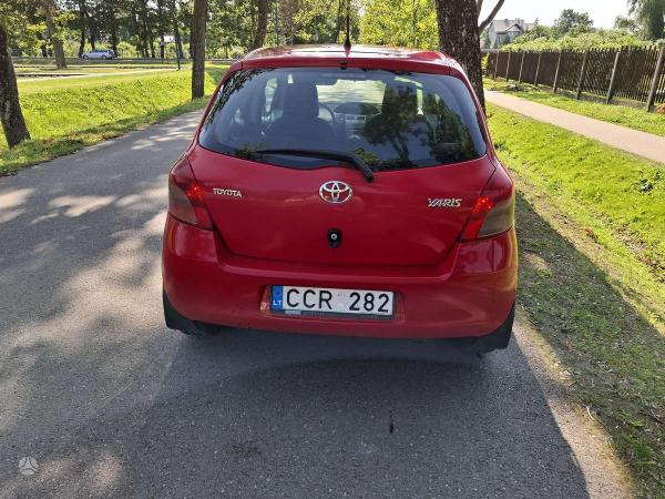 Sarkans Toyota Yaris 2006 Kauņa, ar dzinēja tilpumu 1.30 L un nobraukumu 129 tūkst. km par 2200 €, foto 3 vietnē AUTOMOTO.COM.LV