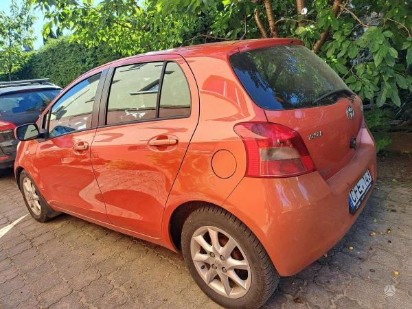 Red Toyota Yaris 2006 in Siauliai, with an engine capacity of 1.30 L and mileage of 183 thousand km for 1500 €, photo 2 on AUTOMOTO.COM.LV