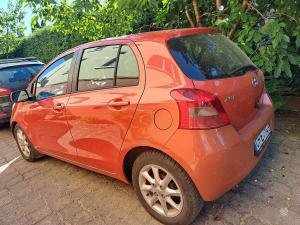 Sarkans Toyota Yaris 2006 Šauļi, ar dzinēja tilpumu 1.30 L un nobraukumu 183 tūkst. km par 1500 €, foto 3 vietnē AUTOMOTO.COM.LV