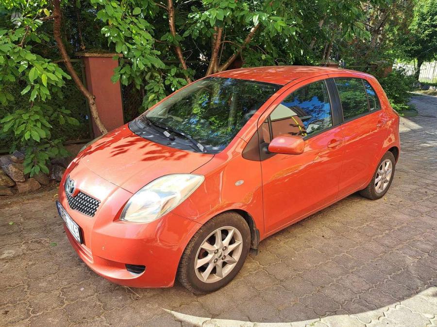 Sarkans Toyota Yaris 2006 Šauļi, ar dzinēja tilpumu 1.30 L un nobraukumu 183 tūkst. km par 1500 €, foto 4 vietnē AUTOMOTO.COM.LV