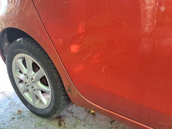 Red Toyota Yaris 2006 in Siauliai, with an engine capacity of 1.30 L and mileage of 183 thousand km for 1500 €, photo 4 on AUTOMOTO.COM.LV