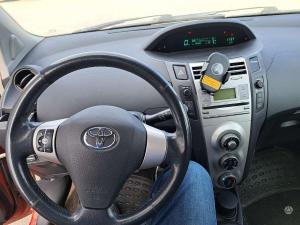 Sarkans Toyota Yaris 2006 Šauļi, ar dzinēja tilpumu 1.30 L un nobraukumu 183 tūkst. km par 1500 €, foto 6 vietnē AUTOMOTO.COM.LV