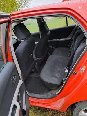 Sarkans Toyota Yaris 2006 Šauļi, ar dzinēja tilpumu 1.30 L un nobraukumu 183 tūkst. km par 1500 €, foto 9 vietnē AUTOMOTO.COM.LV