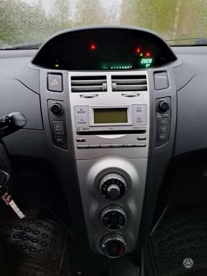 Sarkans Toyota Yaris 2006 Šauļi, ar dzinēja tilpumu 1.30 L un nobraukumu 183 tūkst. km par 1500 €, foto 12 vietnē AUTOMOTO.COM.LV