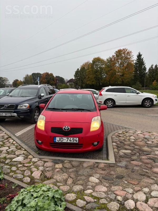 Sarkans Toyota Yaris 2006 Rīga, ar dzinēja tilpumu 1.30 L un nobraukumu 240 tūkst. km par 1800 €, foto 1 vietnē AUTOMOTO.COM.LV