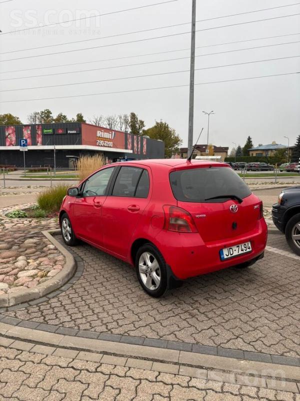 Sarkans Toyota Yaris 2006 Rīga, ar dzinēja tilpumu 1.30 L un nobraukumu 240 tūkst. km par 1800 €, foto 5 vietnē AUTOMOTO.COM.LV