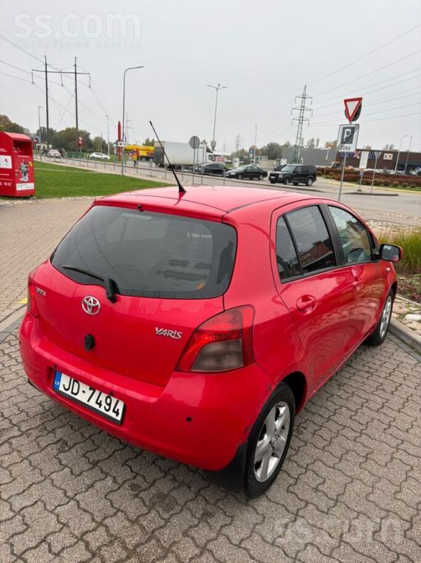Sarkans Toyota Yaris 2006 Rīga, ar dzinēja tilpumu 1.30 L un nobraukumu 240 tūkst. km par 1800 €, foto 6 vietnē AUTOMOTO.COM.LV