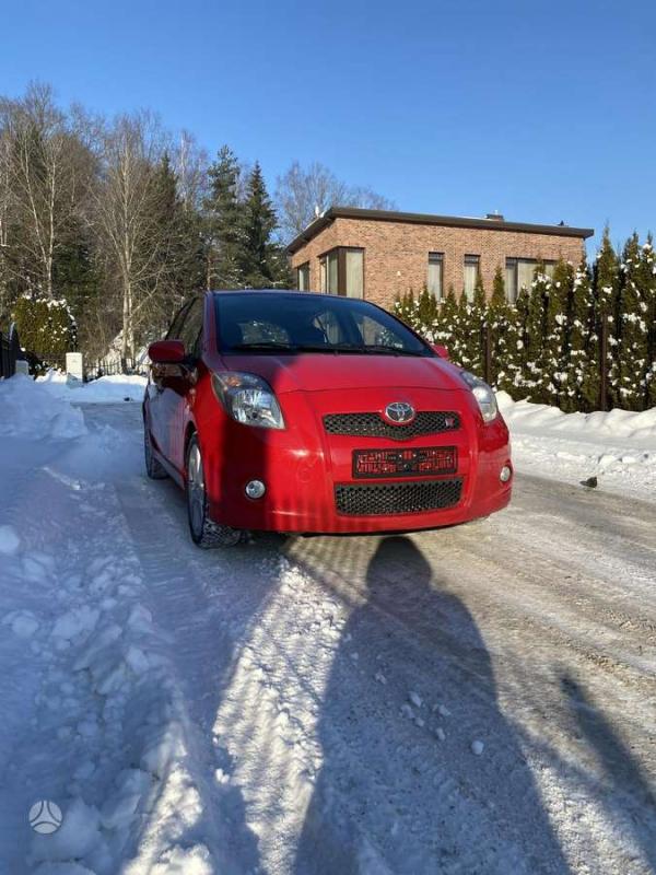 Red Toyota Yaris 2007 in Vilnius, with an engine capacity of 1.80 L and mileage of 218 thousand km for 2950 €, photo 3 on AUTOMOTO.COM.LV
