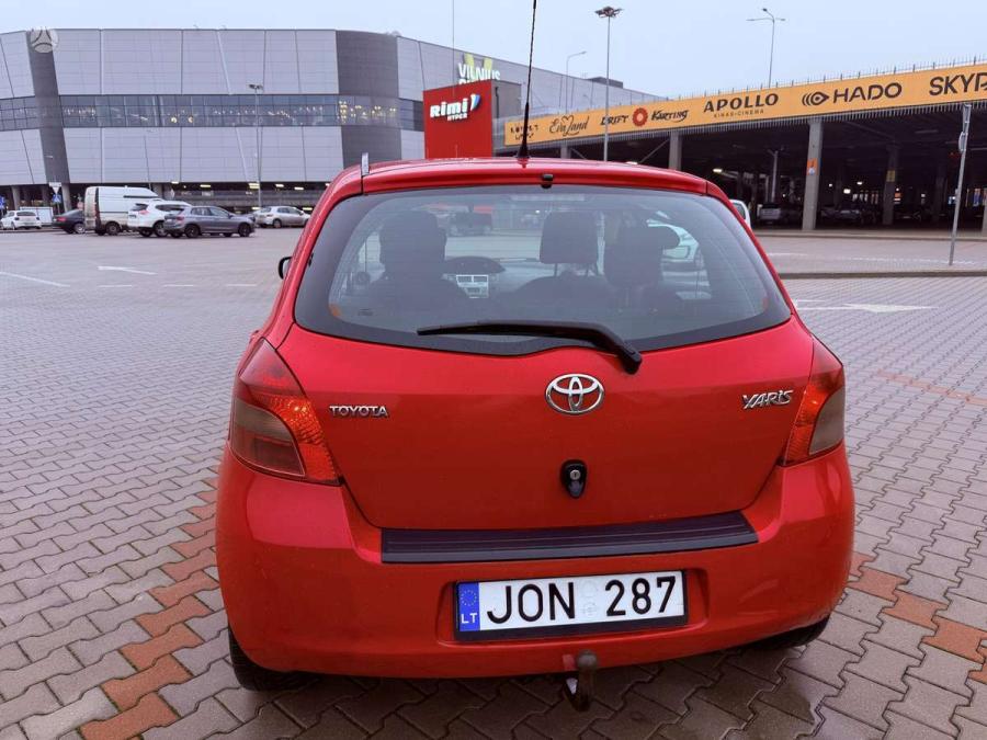 Sarkans Toyota Yaris 2007 Viļņa, ar dzinēja tilpumu 1.40 L un nobraukumu 240 tūkst. km par 2200 €, foto 2 vietnē AUTOMOTO.COM.LV