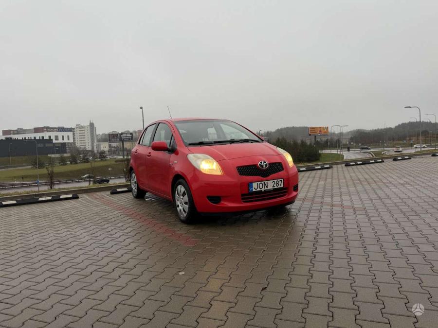 Sarkans Toyota Yaris 2007 Viļņa, ar dzinēja tilpumu 1.40 L un nobraukumu 240 tūkst. km par 2200 €, foto 4 vietnē AUTOMOTO.COM.LV
