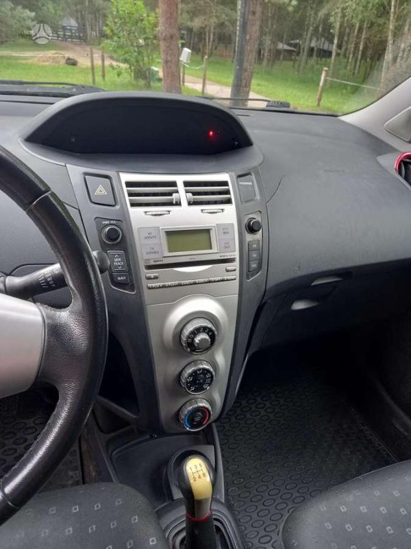 Sarkans Toyota Yaris 2007 Nemenčinė, ar dzinēja tilpumu 1.00 L un nobraukumu 186 tūkst. km par 900 €, foto 7 vietnē AUTOMOTO.COM.LV