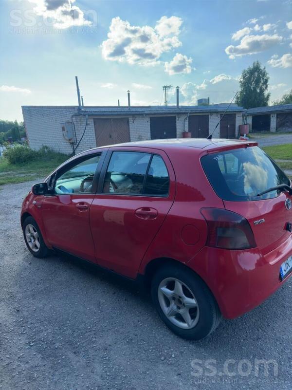 Sarkans Toyota Yaris 2007 Liepāja, ar dzinēja tilpumu 1.40 L un nobraukumu 451 tūkst. km par 900 €, foto 2 vietnē AUTOMOTO.COM.LV