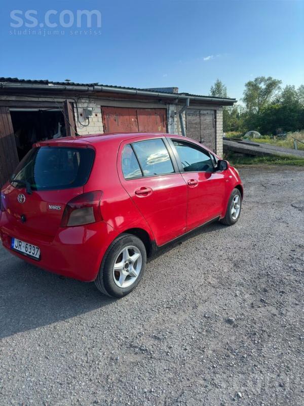 Sarkans Toyota Yaris 2007 Liepāja, ar dzinēja tilpumu 1.40 L un nobraukumu 451 tūkst. km par 900 €, foto 4 vietnē AUTOMOTO.COM.LV