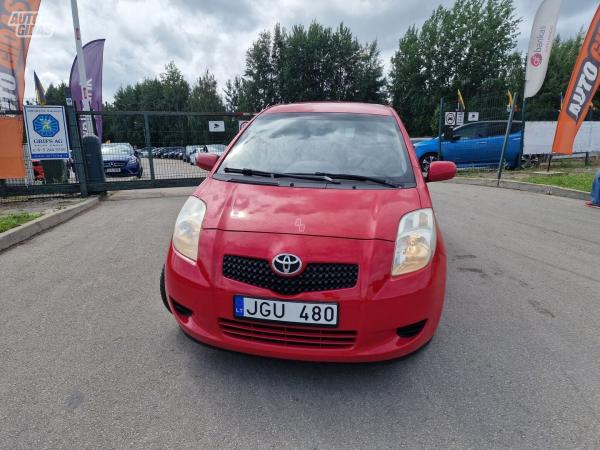 Sarkans Toyota Yaris 2007 Kauņa, ar dzinēja tilpumu 1.30 L un nobraukumu 210 tūkst. km par 2890 €, foto 2 vietnē AUTOMOTO.COM.LV