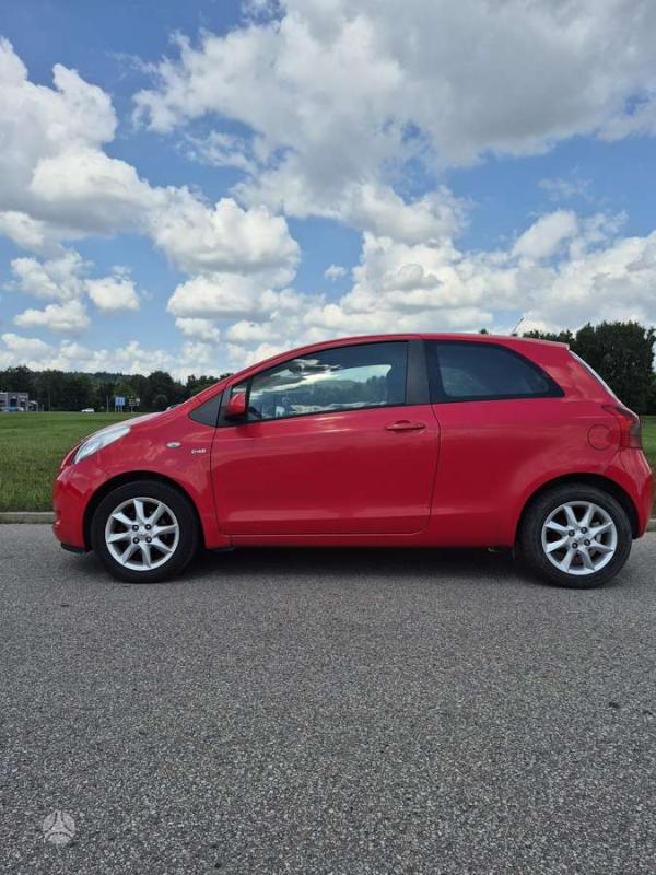 Sarkans Toyota Yaris 2007 Prienai, ar dzinēja tilpumu 1.40 L un nobraukumu 235 tūkst. km par 1650 €, foto 2 vietnē AUTOMOTO.COM.LV