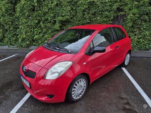 Sarkans Toyota Yaris 2007 Viļņa, ar dzinēja tilpumu 1.30 L un nobraukumu 290 tūkst. km par 900 €, foto  vietnē AUTOMOTO.COM.LV