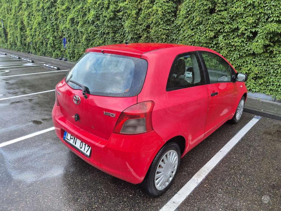 Sarkans Toyota Yaris 2007 Viļņa, ar dzinēja tilpumu 1.30 L un nobraukumu 290 tūkst. km par 900 €, foto 5 vietnē AUTOMOTO.COM.LV