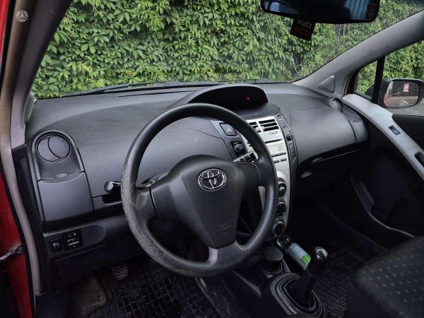 Red Toyota Yaris 2007 in Vilnius, with an engine capacity of 1.30 L and mileage of 290 thousand km for 900 €, photo 5 on AUTOMOTO.COM.LV