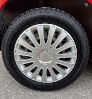 Red Toyota Yaris 2007 in Vilnius, with an engine capacity of 1.50 L and mileage of 199 thousand km for 2650 €, photo 19 on AUTOMOTO.COM.LV